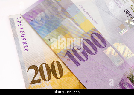 Schweizer Franken-Geld und Währung der Schweiz auf einem weißen ...