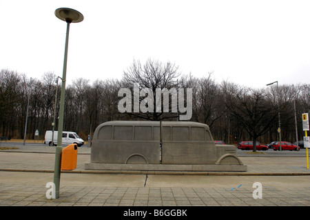 Graue Bus Betonskulptur Gedenkstätte für die Opfer der Nazis ...