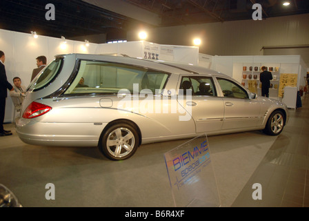 Leichenwagen Mercedes Auto auf 'Memento' Beerdigung Expo in Warschau ...