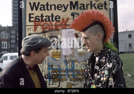 Punk-junge aus den frühen 1980er Jahren steht vor Trafalgar Square ...