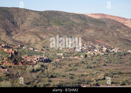 Ein Blick auf ein Berber-Dorf in den hohen Atlas-Gebirge Marrakesch ...