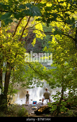 Angelspinnerei im Herbst. Zwei männliche Freunde, die zusammen angeln ...