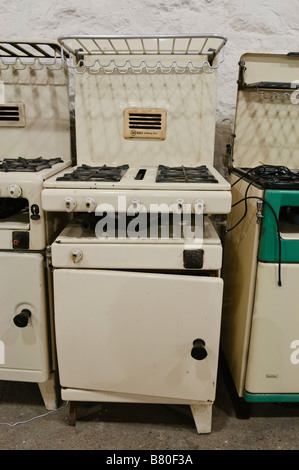 Gusseisen-Gasherd von 1900 bis 1920 mit emaillierten Kessel auf ...