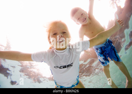 Familie und zwei Kinder Baden in einem See im Sommer Stockfoto, Bild ...