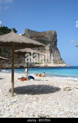 Schwimmer am Playa del Moraig, Benitachell, Spanien, felsigen Strand ...