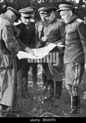 Marschall der Sowjetunion Ivan Konev Mitte links Marschall Signale ...