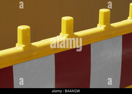 Aufbau Website Straße-Absperrung Holz-Balken weiß rot-geschlossen ...