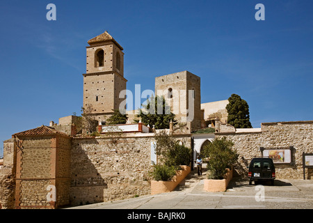 Schlosskirche der drei Türme und Friedhof in Alora Malaga Andalusien ...