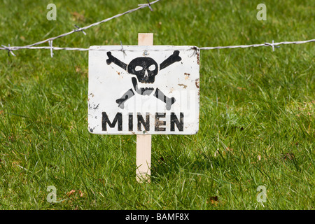 Deutsche Minen Warnzeichen aus dem Zweiten Weltkrieg, nass mit ...