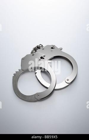 Festgenommen, in Handschellen, Strafrecht, Urteil, Polizei ...