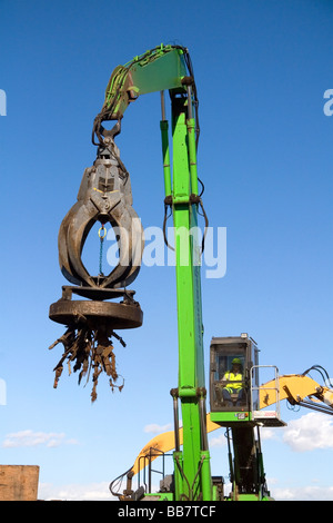 Elektromagnetischer Kran heben Stahl und Metall Schrott für Shredder in ...