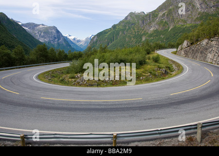 Kurvige Bergstraßen mit scharfen Kurven und Asphalt entlang steiler ...