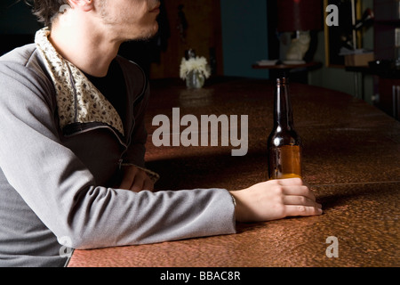 einziger Mann trinken Bier in Bar oder Kneipe Stockfoto, Bild ...