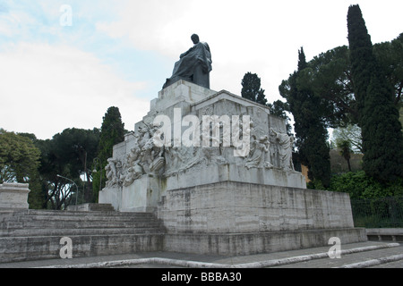 Statue von Giuseppe Mazzini Denkmal in Piazzale Ugo La Malfa, Rom ...