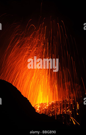Vulkanismus Vulkanausbruch Italien Europa Stromboli bei Nacht Nacht ...