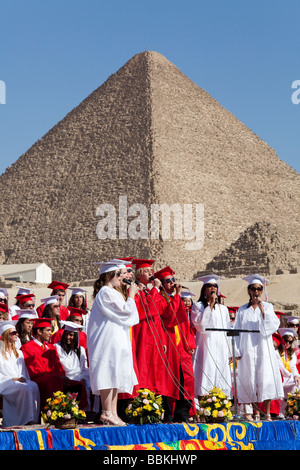 Cairo American College (CAC) High-School-Abschluss bei den Pyramiden ...