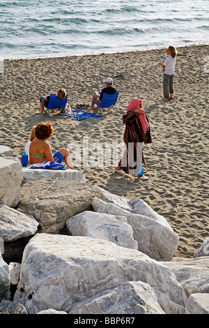 DER STRAND VON MARINA DI CARRARA, GESÄUMT VON EINEM BLOCK AUS WEIßEM ...