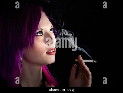 Emo Mädchen rauchen Zigarette. Junge Student oder Schüler mit blau bunt ...