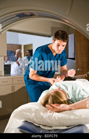 Patienten Sicht liegen auf einem medizinischen Bett Stockfotografie - Alamy