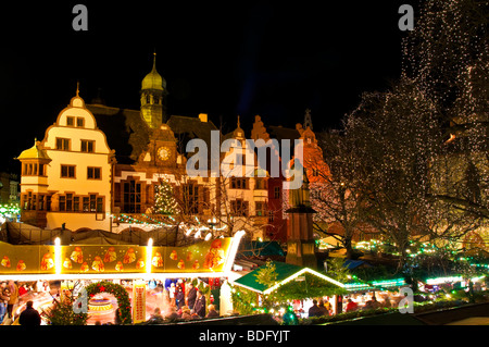 Deutschland, Baden-Württemberg, Freiburg, Weihnachtsmarkt am Rathaus in ...