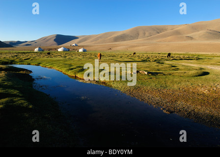 Jurten der Nomaden in der mongolischen Steppe, Aimak Bayan Ulgi, Asien ...