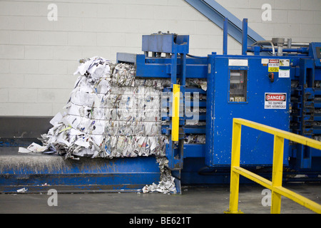 Ballen von Altpapier an eine Abfall-recycling-Anlage in den West ...
