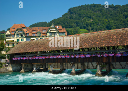 Stadt Thun Schweiz. Schleusen am Fluss Aar Stockfotografie - Alamy