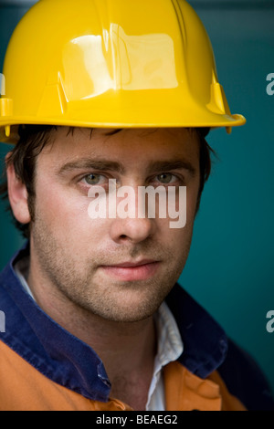 Bauarbeiter tragen rote Helm mit einem Krug Bier Stockfotografie - Alamy