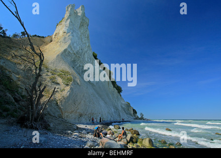 Spaziergänger am Strand von Kreidefelsen in der Nähe von Sassnitz ...