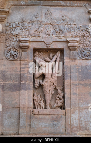 Skulptur von Lord Vishnu als Trivikrama in Vaman Avatar ...