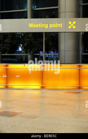 Treffpunkt Schild am Flughafen Stockfotografie - Alamy