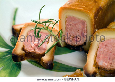 Pastete im Teigmantel in einem Delikatessenladen, Frankreich Stockfoto ...