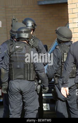 Taktische Waffen Polizist in Gasmaske. SWAT. Echte Polizisten Stockfoto ...