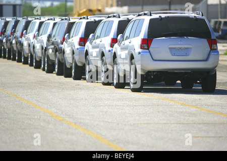 Containerschiff im Hafen laden. Autotransporter, bulk ...