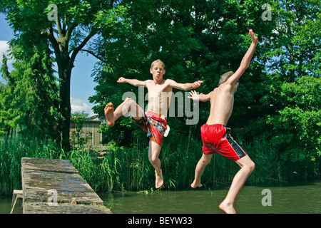 Menschen Baden im Fluss Kumbh Mela in Uttar Pradesh, Indien Stockfoto ...