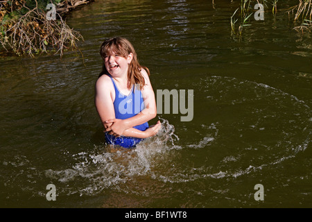 junge Mädchen nackt baden im Fluss, nahe der RN7 Landstraße, zwischen ...