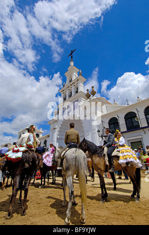 Weibliche katholische Pilger aus Andalusien in Tracht besuchen das ...