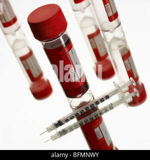 Blut-Ampullen und Spritze mit Nadel auf Laborergebnisse Stockfoto, Bild ...
