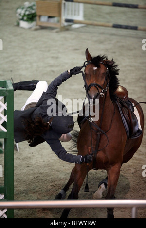 Fallen Sie vom Pferd im Springreiten, Bayern Stockfotografie - Alamy