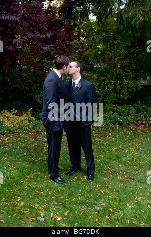 Hübsche Schwule Hochzeitspaar küssen im Freien im Garten am Tag ihrer ...