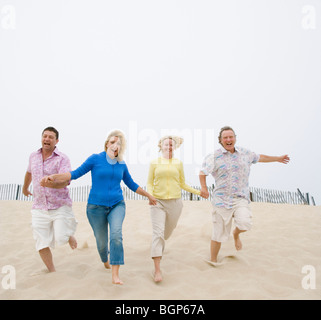 Männer, Frauen, Strand, laufen, Hand in Hand, abends draußen ...