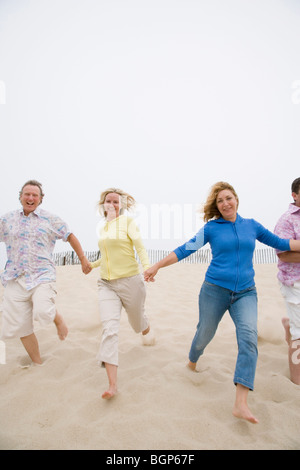 Männer, Frauen, Strand, laufen, Hand in Hand, abends draußen ...