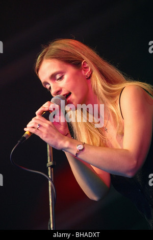 Irische Folk-Sängerin Cara Dillon führt live bei The Cambridge Folk ...