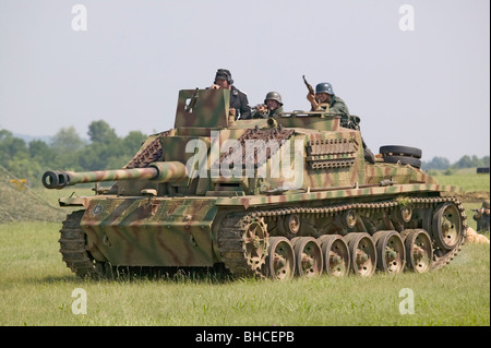 Deutsche Nazi-Panzer voran während des zweiten Weltkriegs Reenactment ...