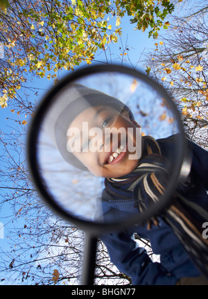 Kinder spielen mit Lupe im freien Stockfotografie - Alamy