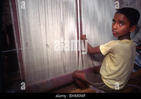 Kinderarbeiter arbeiten in einer Fabrik in Badohi, Uttar Pradesh ...
