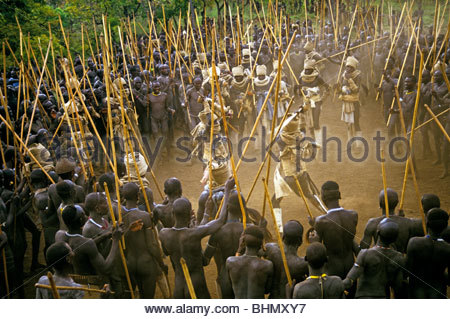 Vor dem Donga stick kämpfen, die surma Krieger ein Body Paint aus Lehm ...