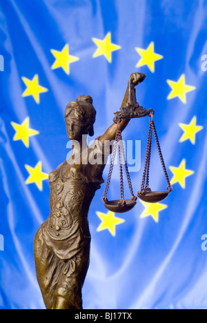 EU-Flagge und Lady Justice Statue Stockfotografie - Alamy