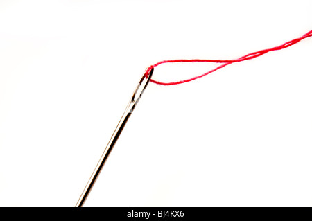 Nähnadel mit roter Faden auf weißem Hintergrund Vektor Abbildung - Bild ...