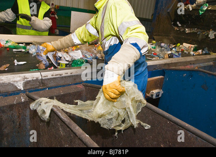 Restabfall Sortierzentrum. Mitarbeiter auf jeder Seite des Förderbandes ...